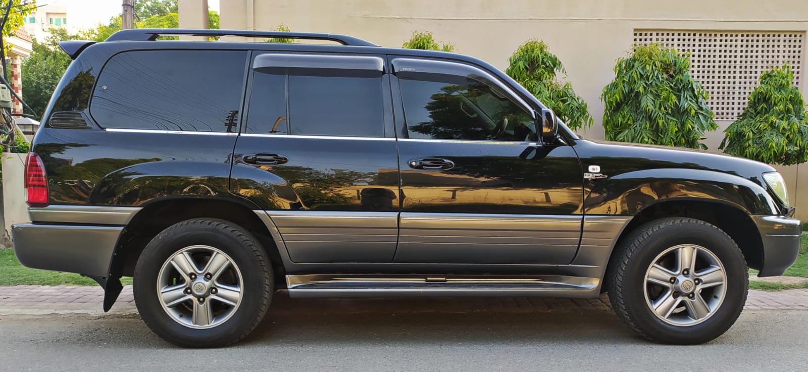 Toyota Land Cruiser Cygnus 2005 - Car Zone