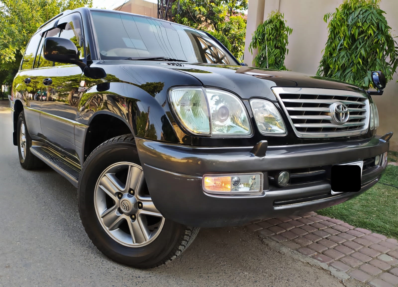 Toyota Land Cruiser Cygnus 2005 - Car Zone