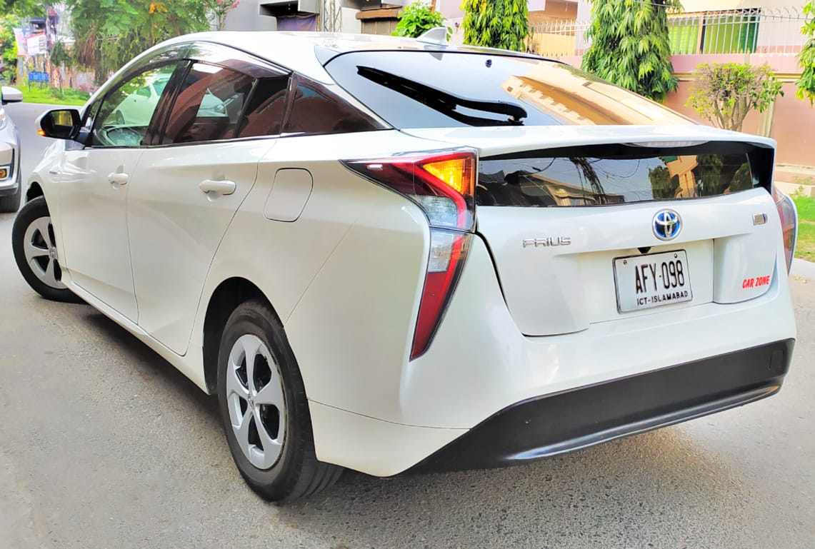 Toyota Prius S 2016 - Car Zone